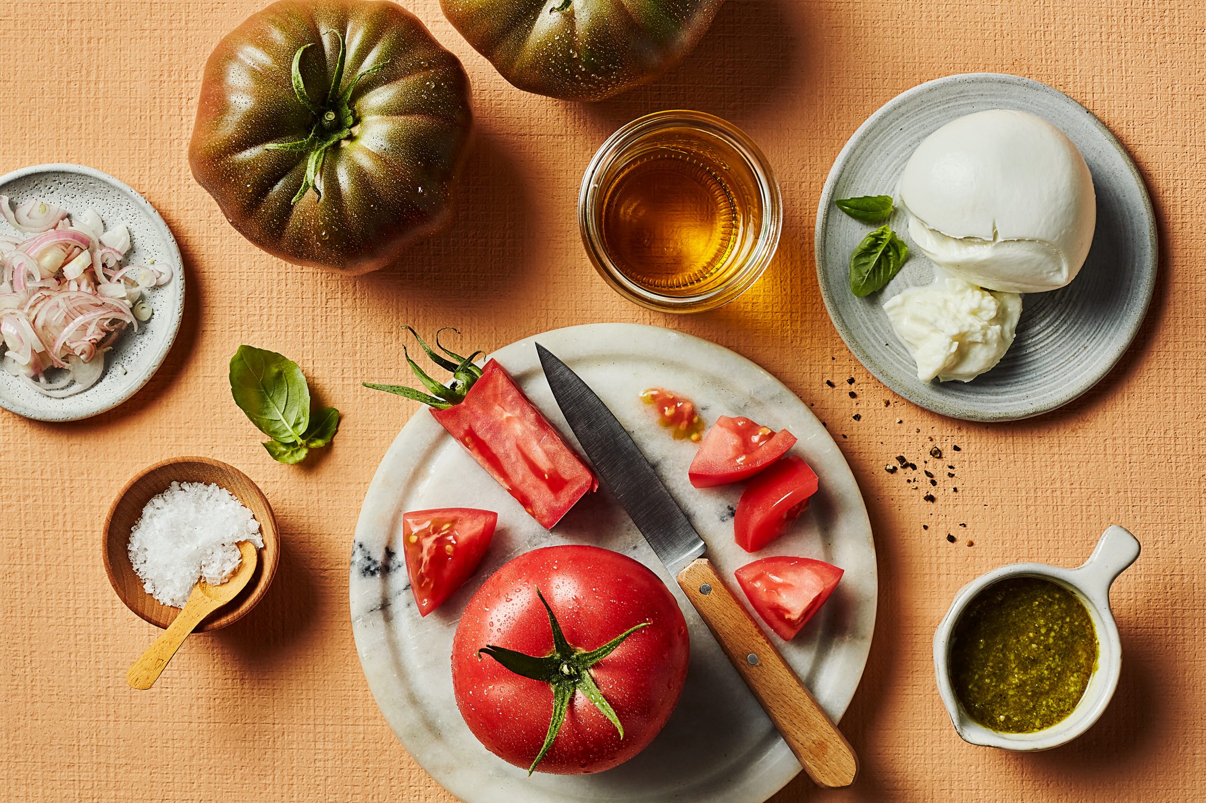 Assiette de tomates originelles, fromage frais et pesto basilic – Tomaté!
