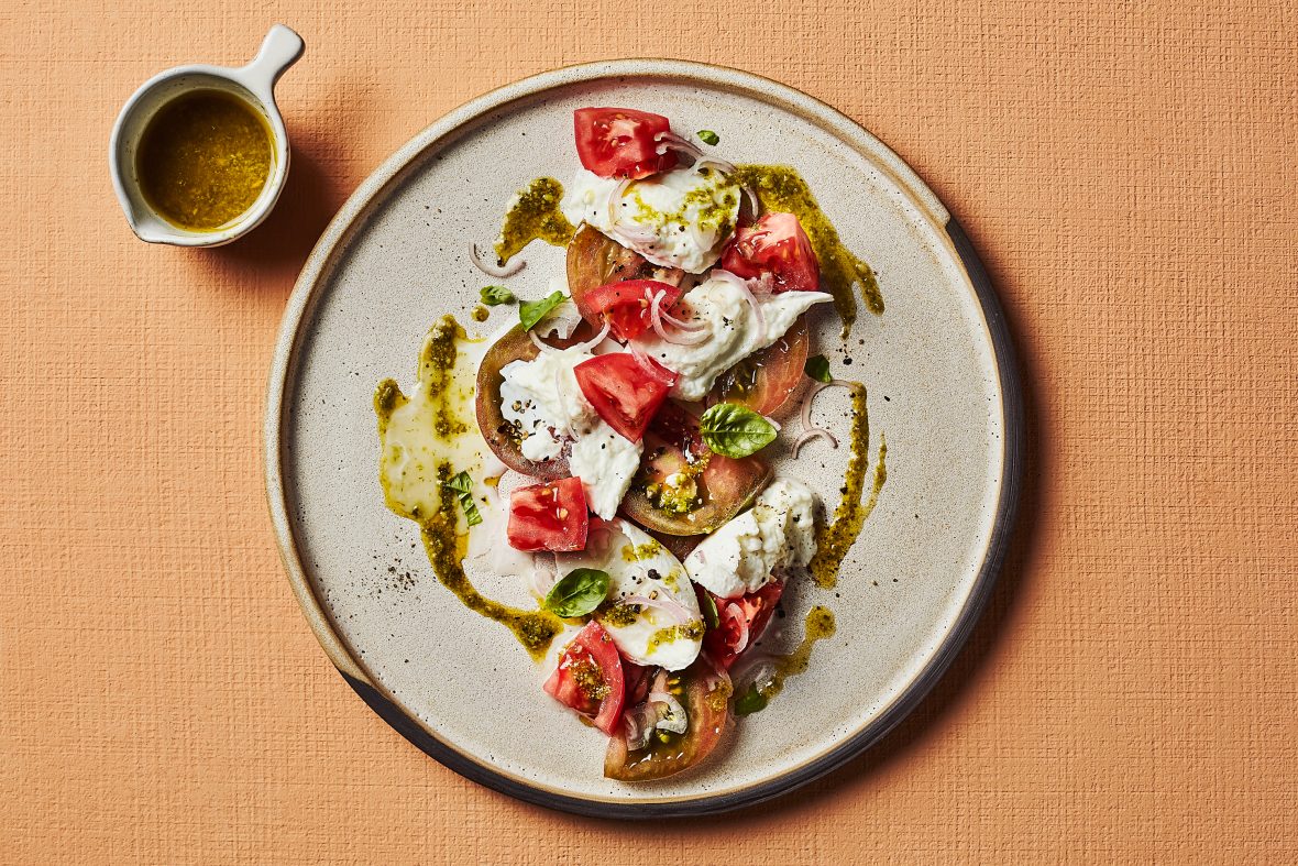 Assiette de tomates originelles, fromage frais et pesto basilic – Tomaté!